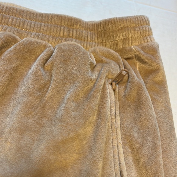 SKIMS | Pants & Jumpsuits | Nwt Skims Velour Jogger Pants Honey ...